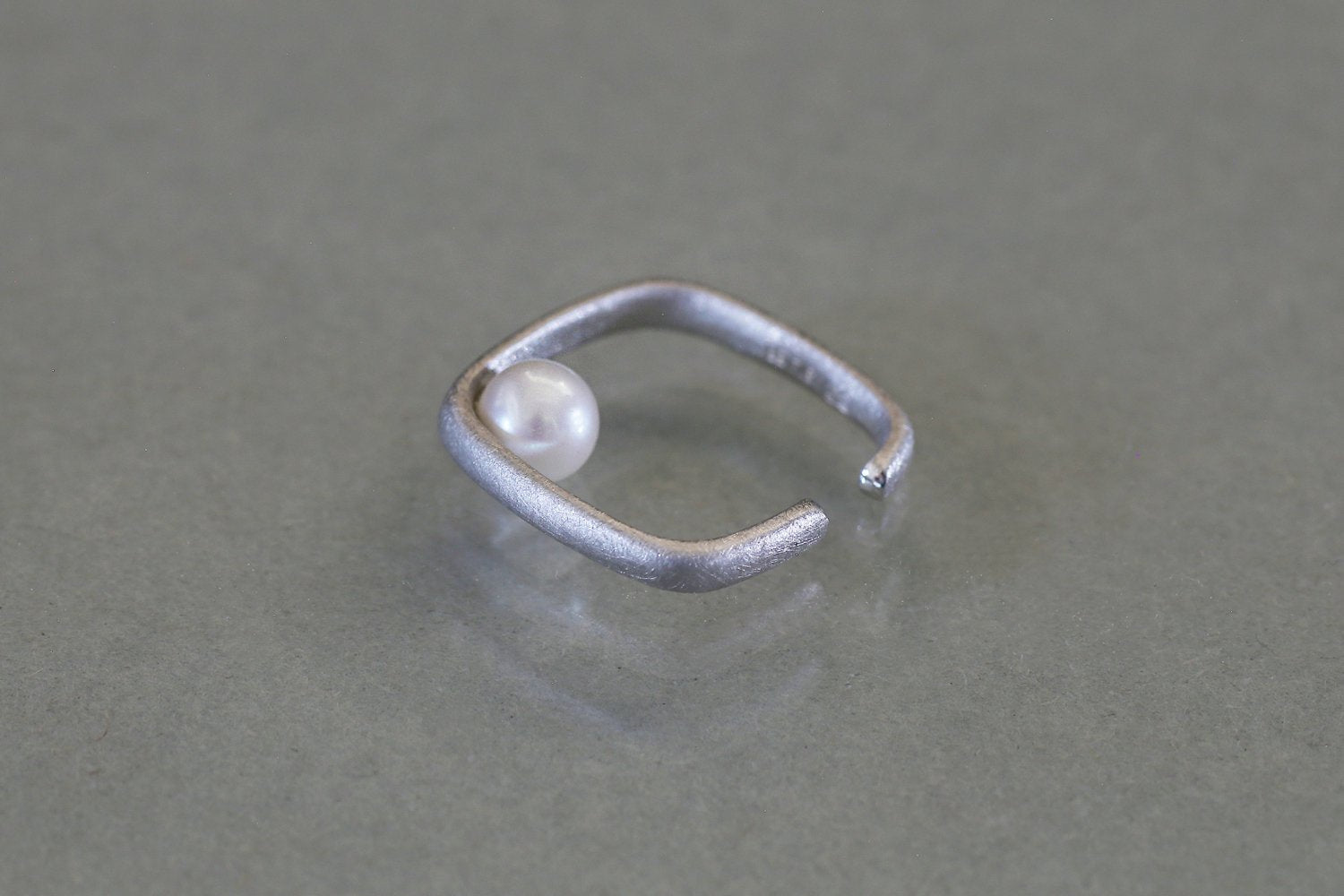 Syami ear cuff + pearl / Silver – Ryui intl.