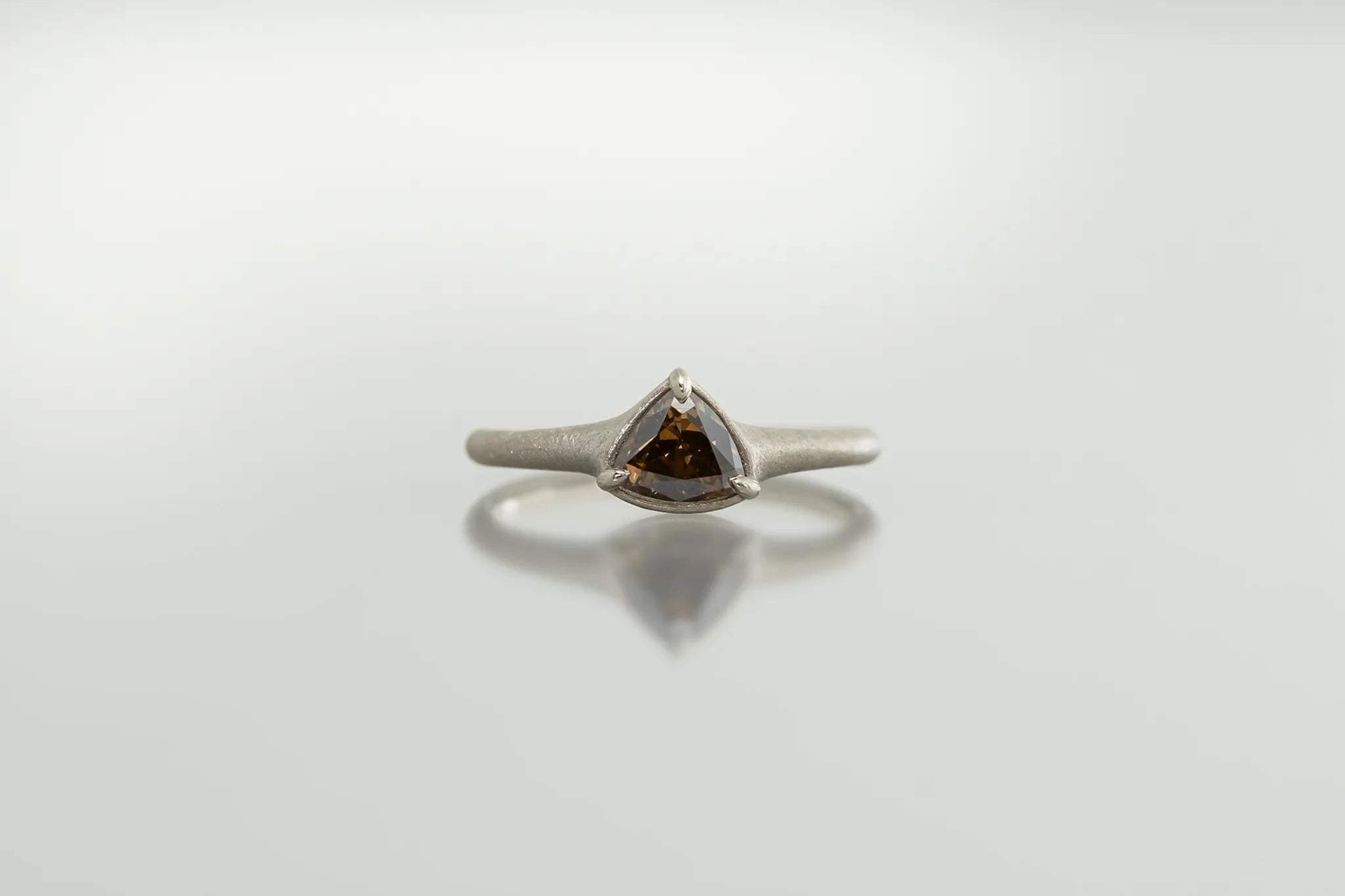 トリリアントカットダイヤモンドリング (ブラウン) – Ryui intl.