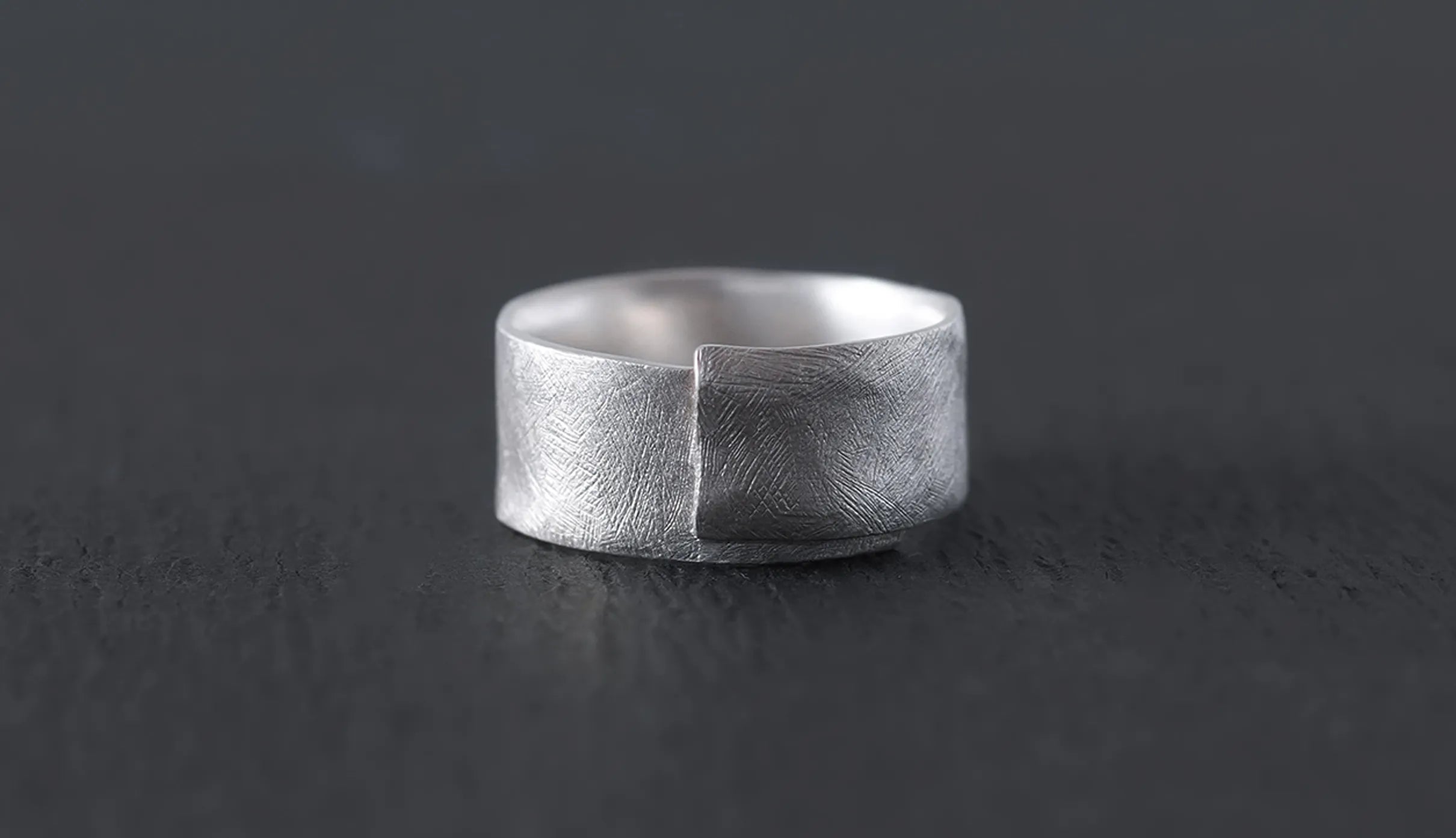 Snug ring " wide " / Silver – Ryui intl.