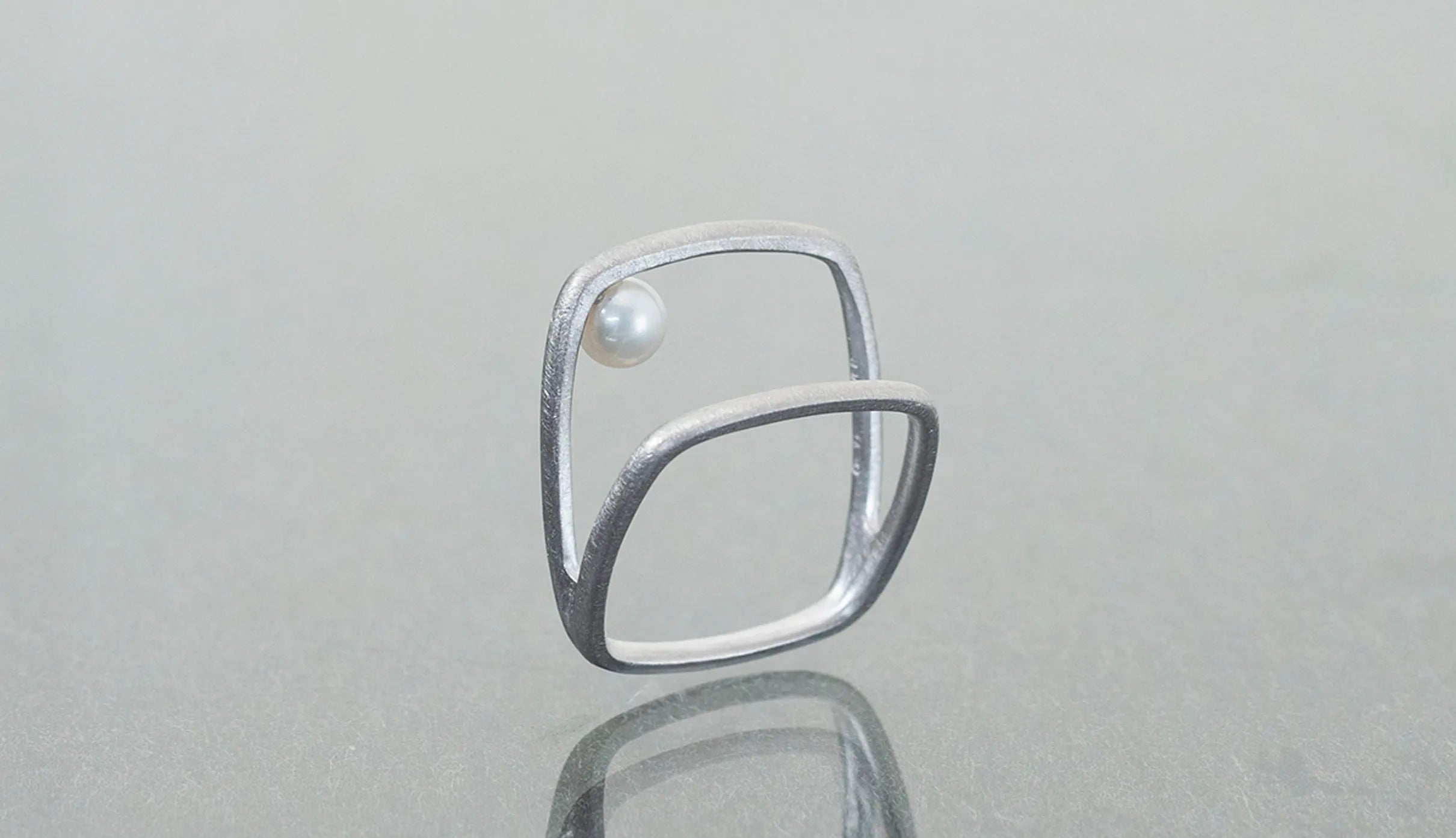 Syami frame ring + pearl / Silver – Ryui intl.