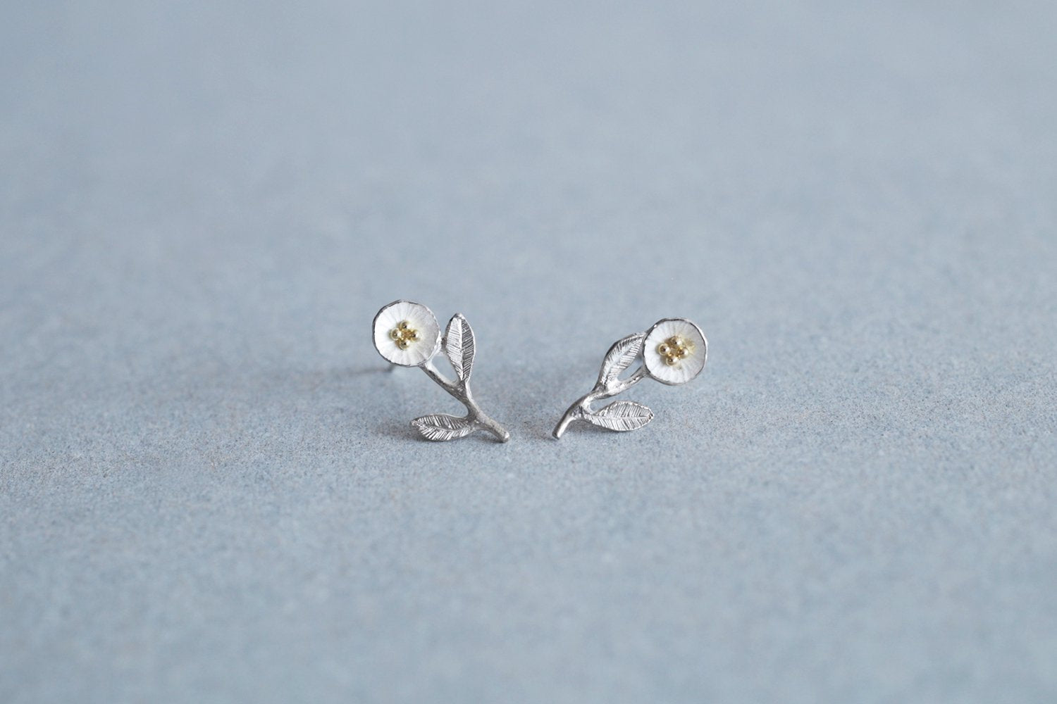 Petit flower earrings " one flower with stem " / mix – Ryui intl.