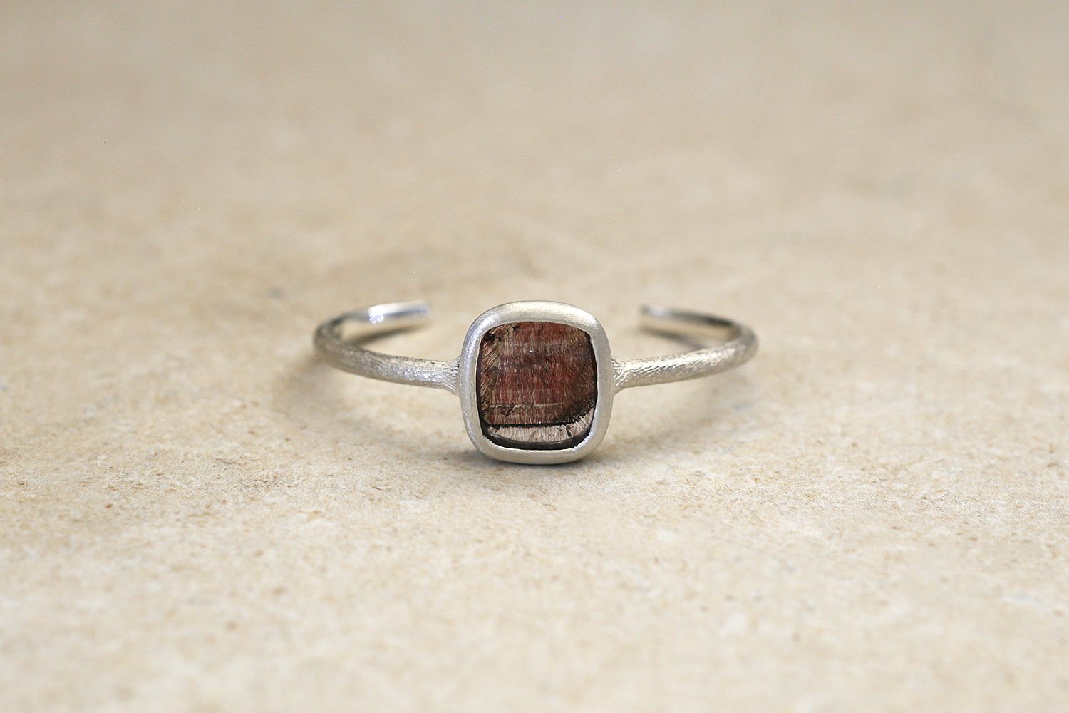 Coat bangle + goethite in quartz – Ryui intl.