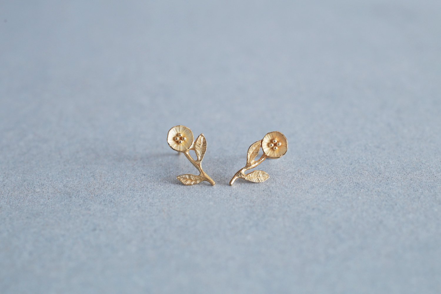 Petit flower earrings " one flower with stem" / K18 – Ryui intl.