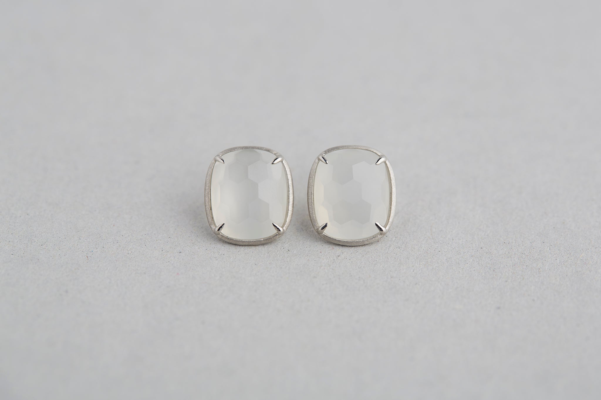 Moonstone earrings (M) – Ryui intl.